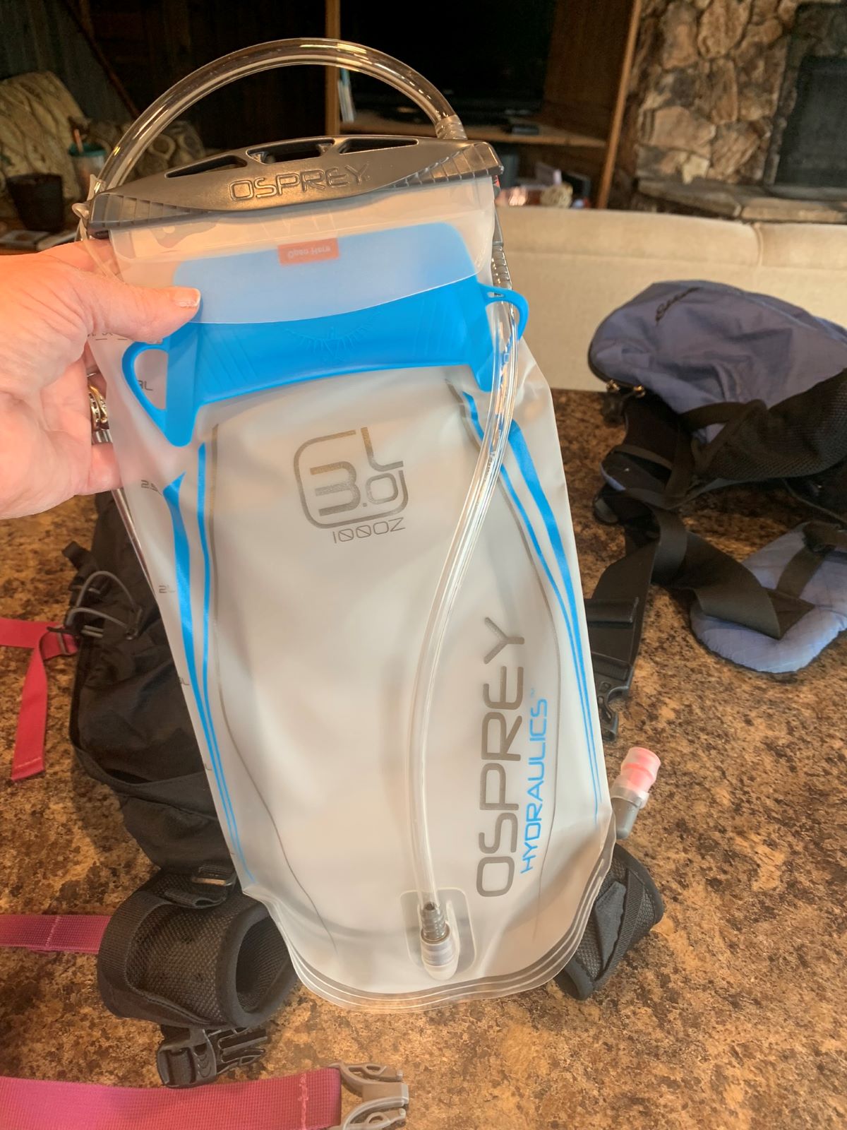 Best Way to Carry Water While Hiking – Bottles vs. Bladders